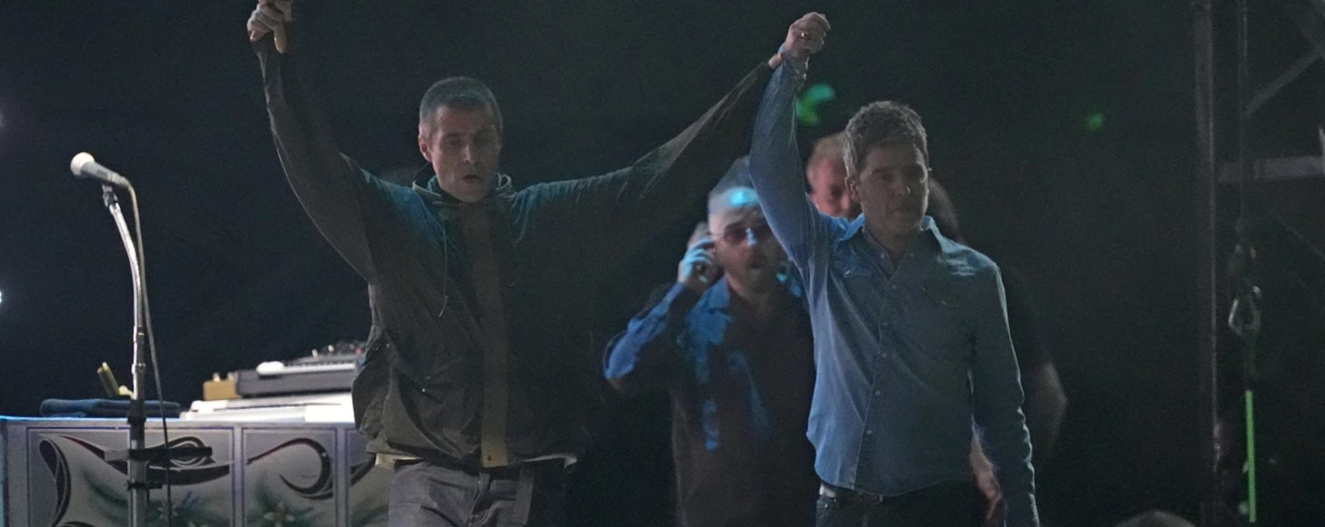 Oasis Reunites After 16 Years, Thrills UK Fans With 90s Anthems | GIGX